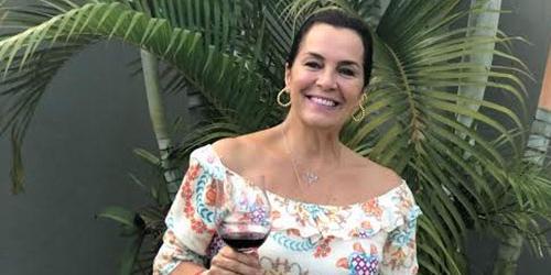 Ana Keyla Cartafina brinda com amigos