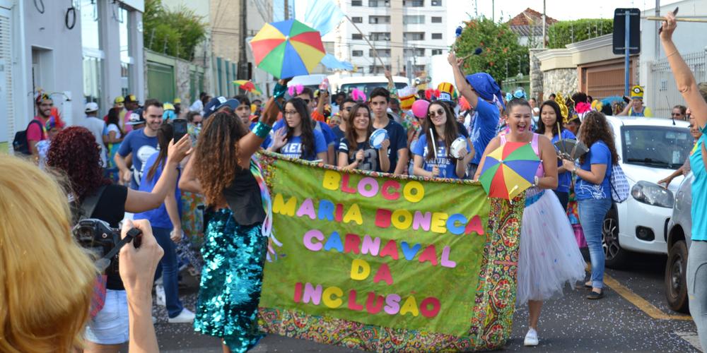 Bloco Maria Boneca abre o carnaval de Uberaba