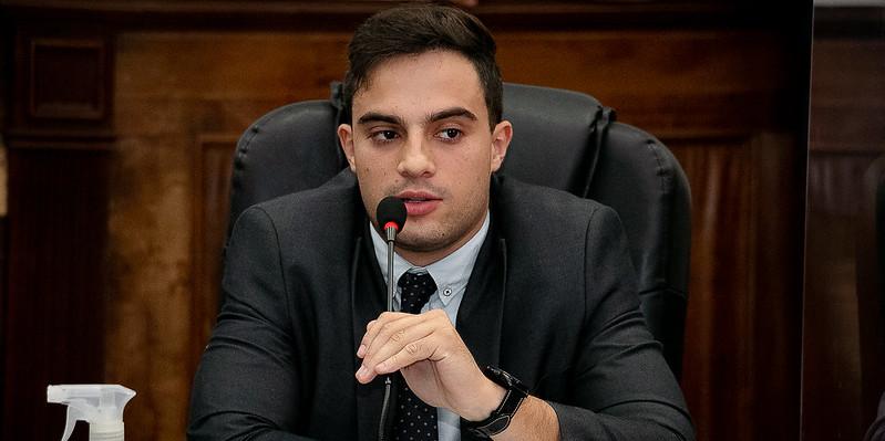 Descontente, Caio Godoi retira assinatura do relatório final da CEI do Lixo