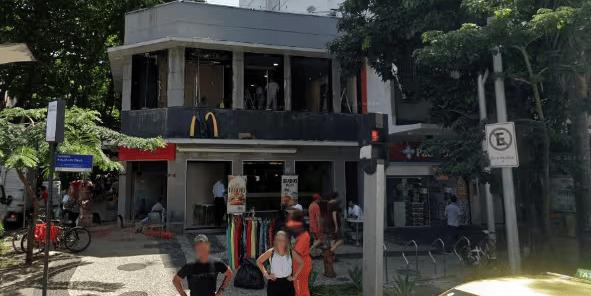 Entenda a história de mãe e filha que moram, há três meses, dentro ...