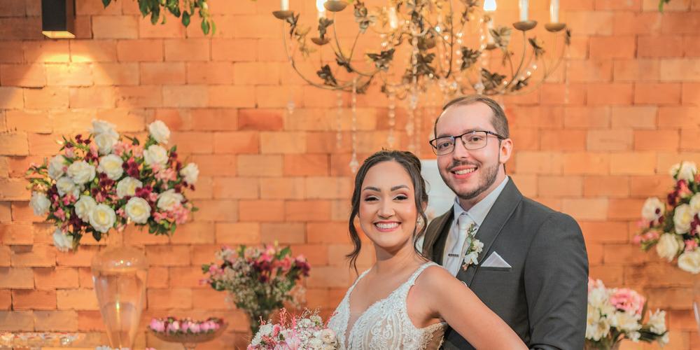 Amanda e Aristides sobem ao altar para o tão sonhado sim