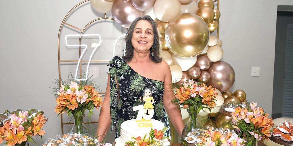Maria Aparecida Andrade celebrou seu aniversário ao lado de pessoas ...