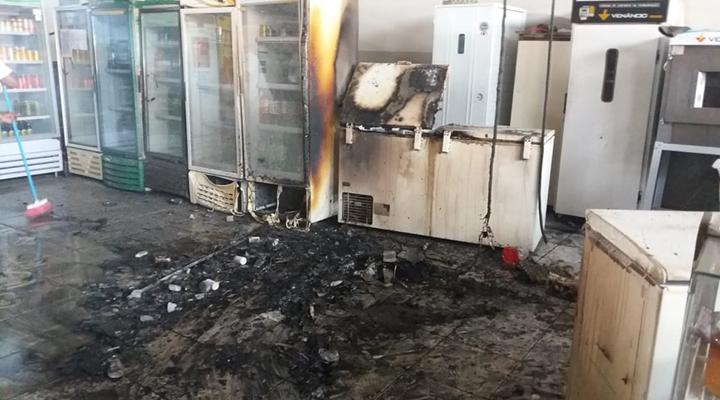 Descarga Elétrica Pode Ter Causado Incêndio Em Mercearia No São Cristóvão